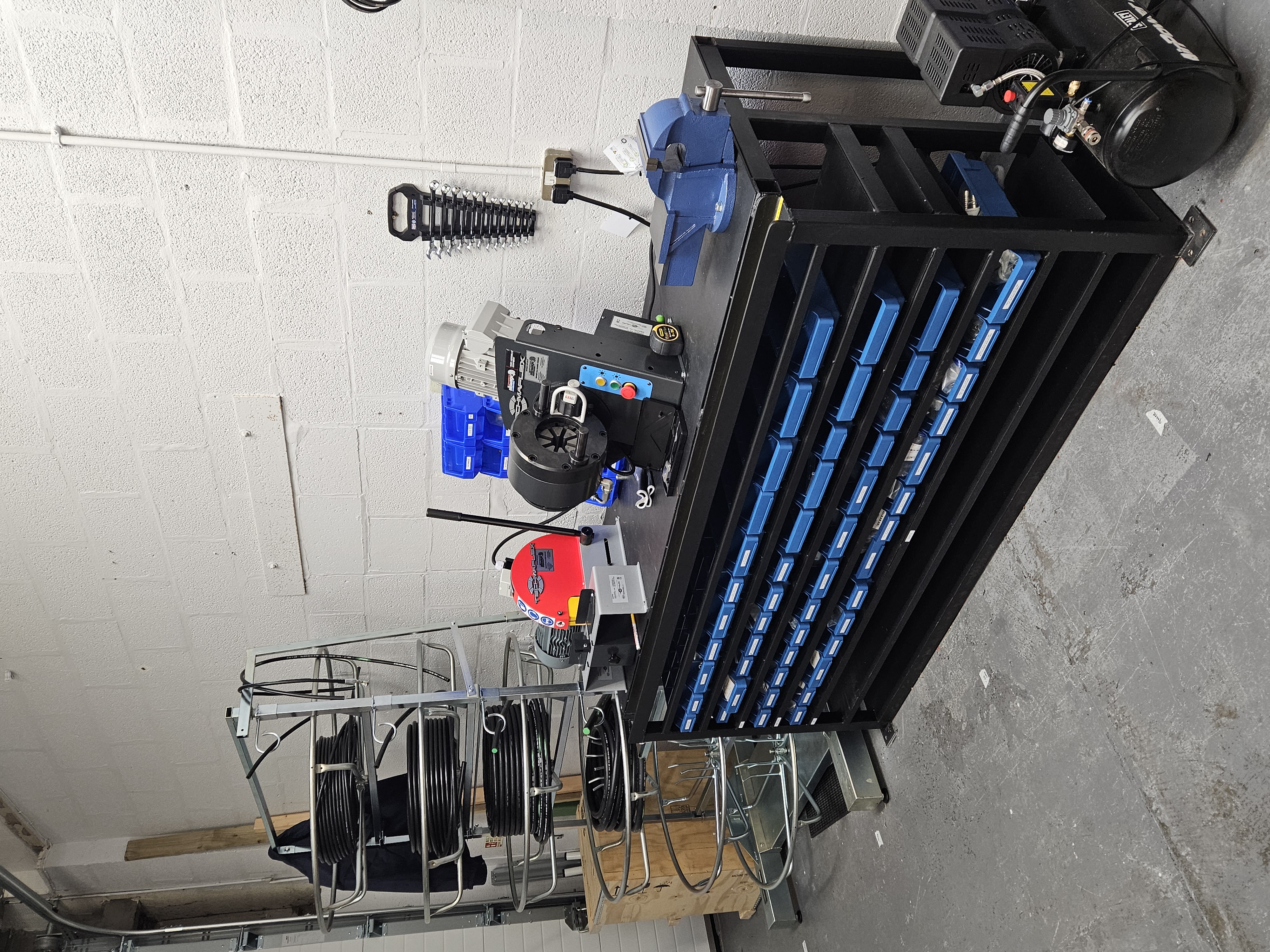 Hydraulic bench and hose rack workstation with blue storage ...